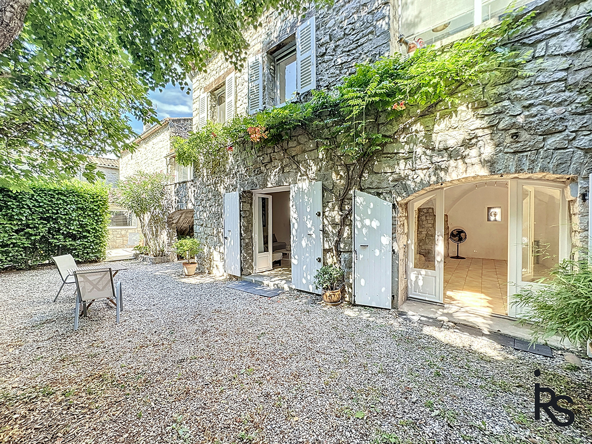 BALAZUC: a property of 220m2 of living area consisting of a main ...